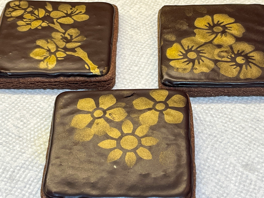 PLAYING WITH CHOCOLATE ROYAL ICING – For the Love of Cookies