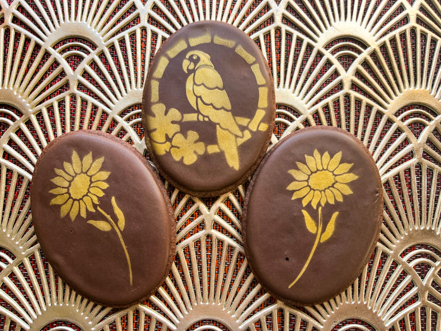 PLAYING WITH CHOCOLATE ROYAL ICING – For the Love of Cookies