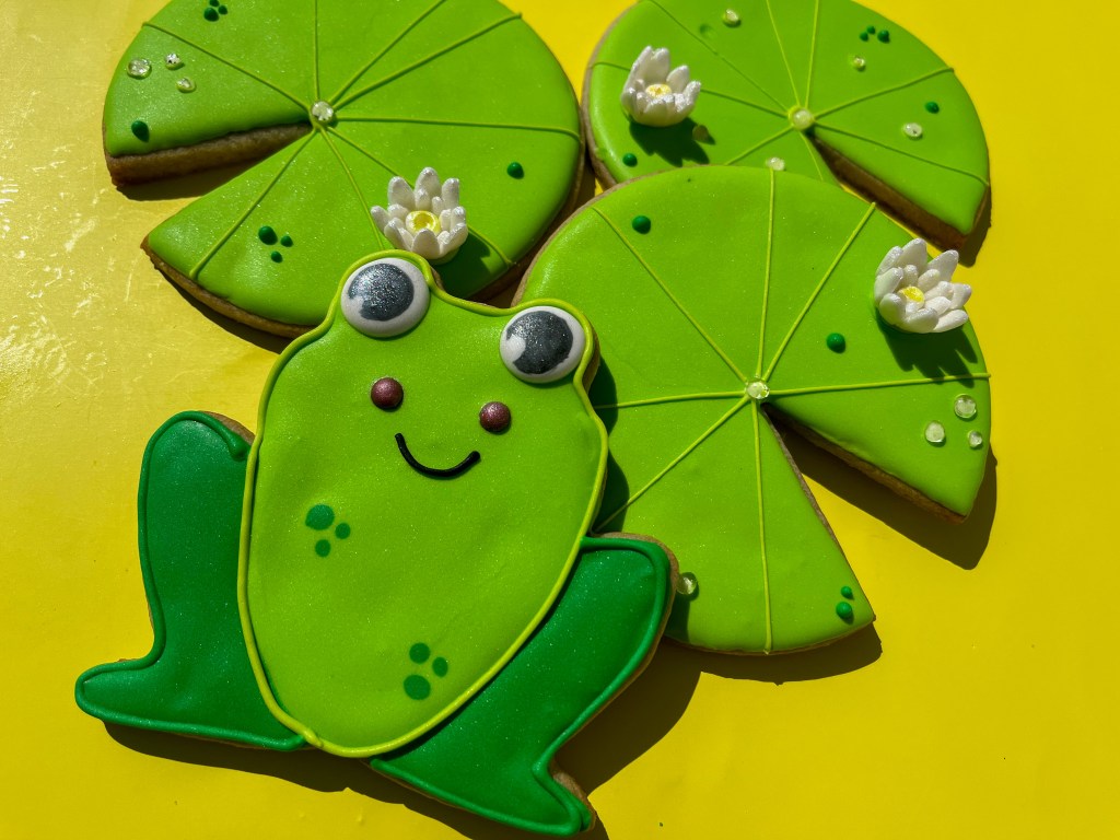 FROG ON LILY PAD COOKIES – For the Love of Cookies